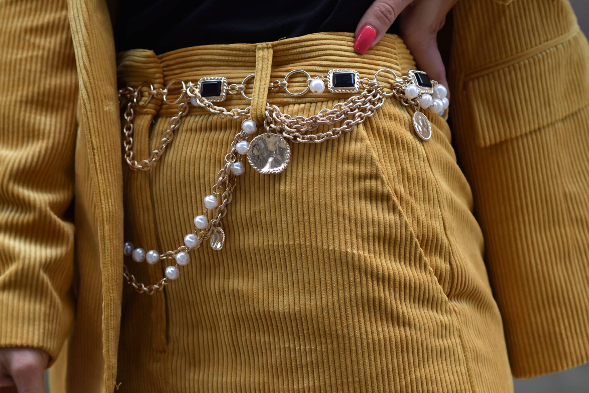 Cord ist zurück - Herbstlook im gelben Cord-Kostüm mit goldenen Details