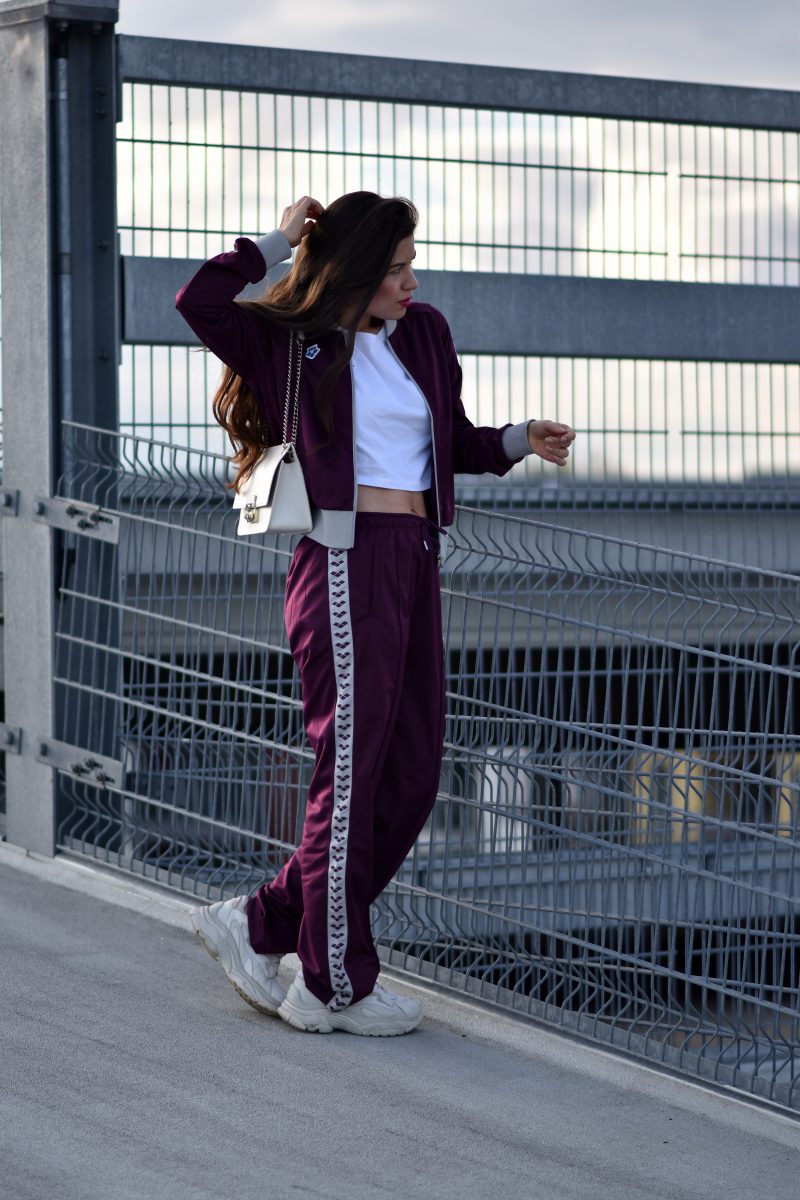 Athleisure-Trend: der arena ICONS Trainingsanzug im lässigen Streetstyle